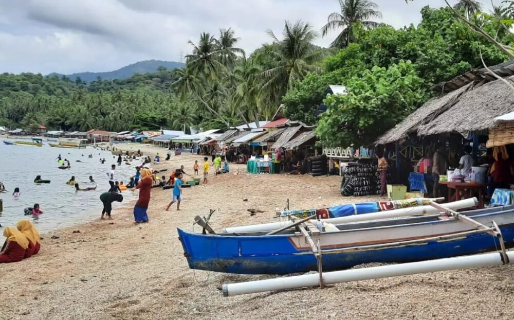 Bingung liburan ke Mana? Berakhir Pekan aja di Pantai Botutonuo
