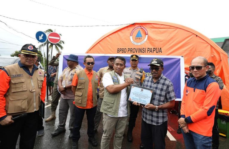 BNPB Serahkan Bantuan Sebesar Rp1 Miliar Tangani Gempa Jayapura | Read.id
