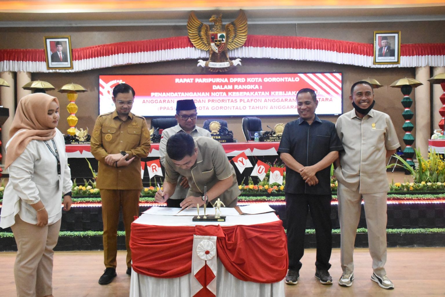 DPRD Kota Gorontalo - Pemkot Teken Nota Kesepakatan KUA-PPAS APBD 2024 | Read.id