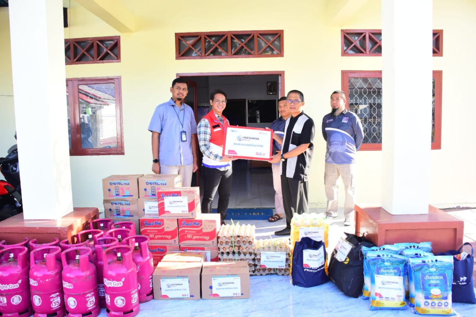 Peduli Korban Banjir di Tolinggula, Pemkot Gorontalo dan PT. Pertamina Patra Niaga Salurkan ...